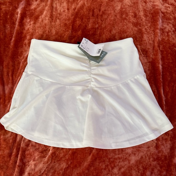 H&M | Skirts | White Flowy Skirt With Ruched Detailing | Poshmark
